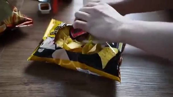 Les 2 meilleures façons d'ouvrir un paquet de chips en soirée
