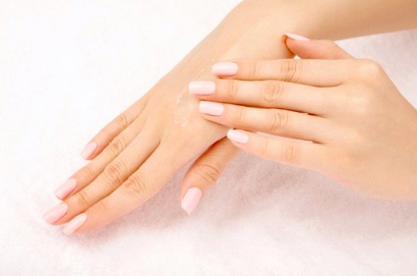 8 bons gestes à adopter pour avoir de belles mains - Astuces de grand mère