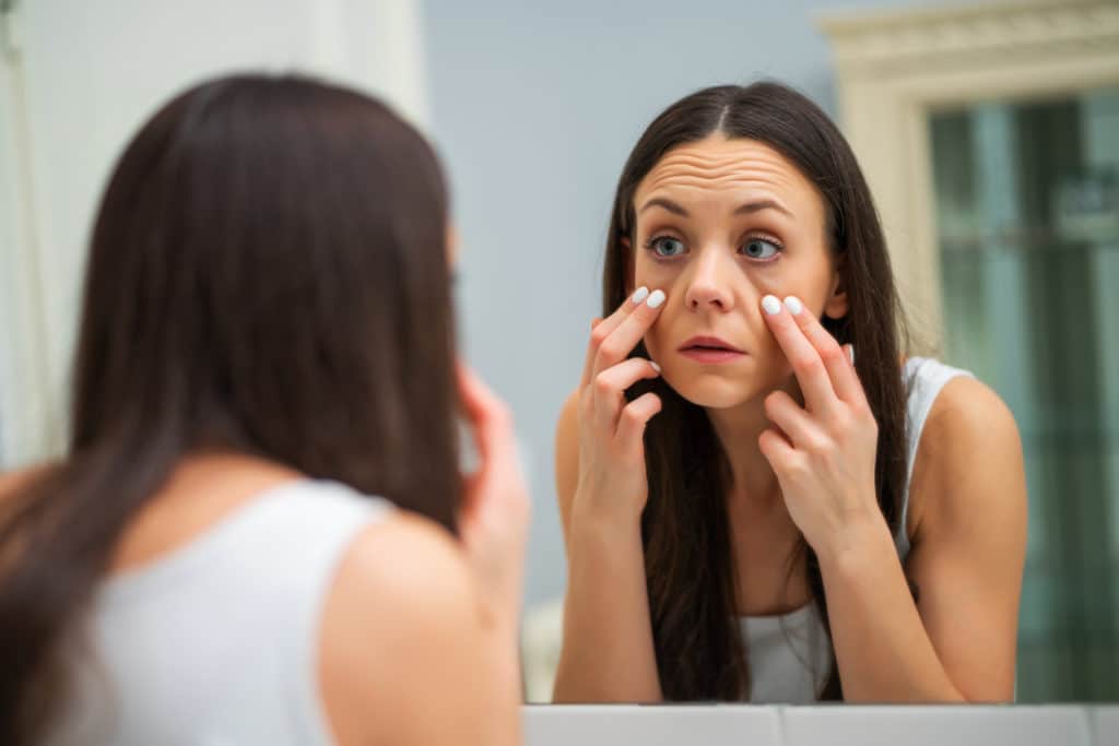 Regard fatigué : l'astuce SANS MAQUILLAGE pour éliminer les cernes