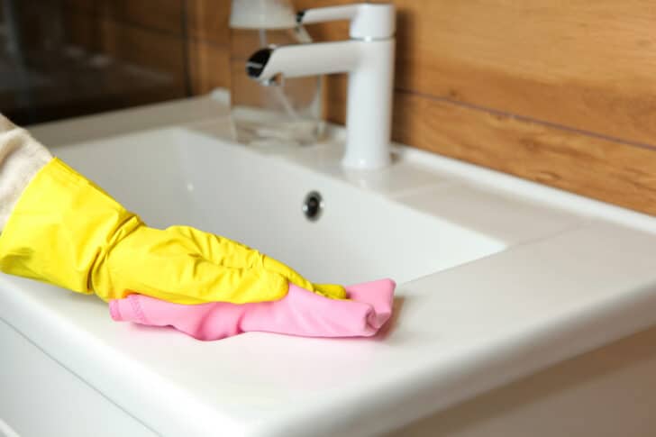 7 astuces pour nettoyer et blanchir le lavabo de la salle de bain