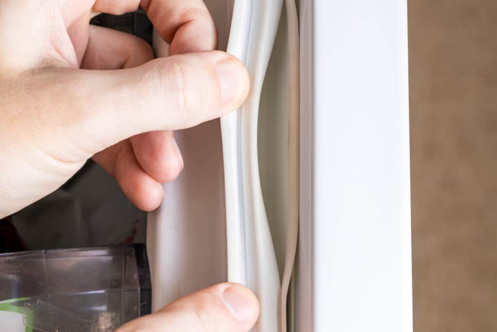 Comment isoler une porte d'entrée contre le froid sans la changer