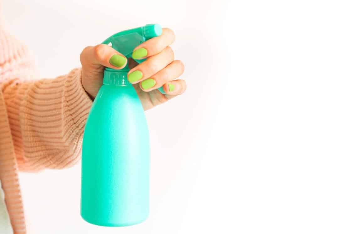 Un flacon, trois ingrédients : le spray maison qui parfume toute la ...